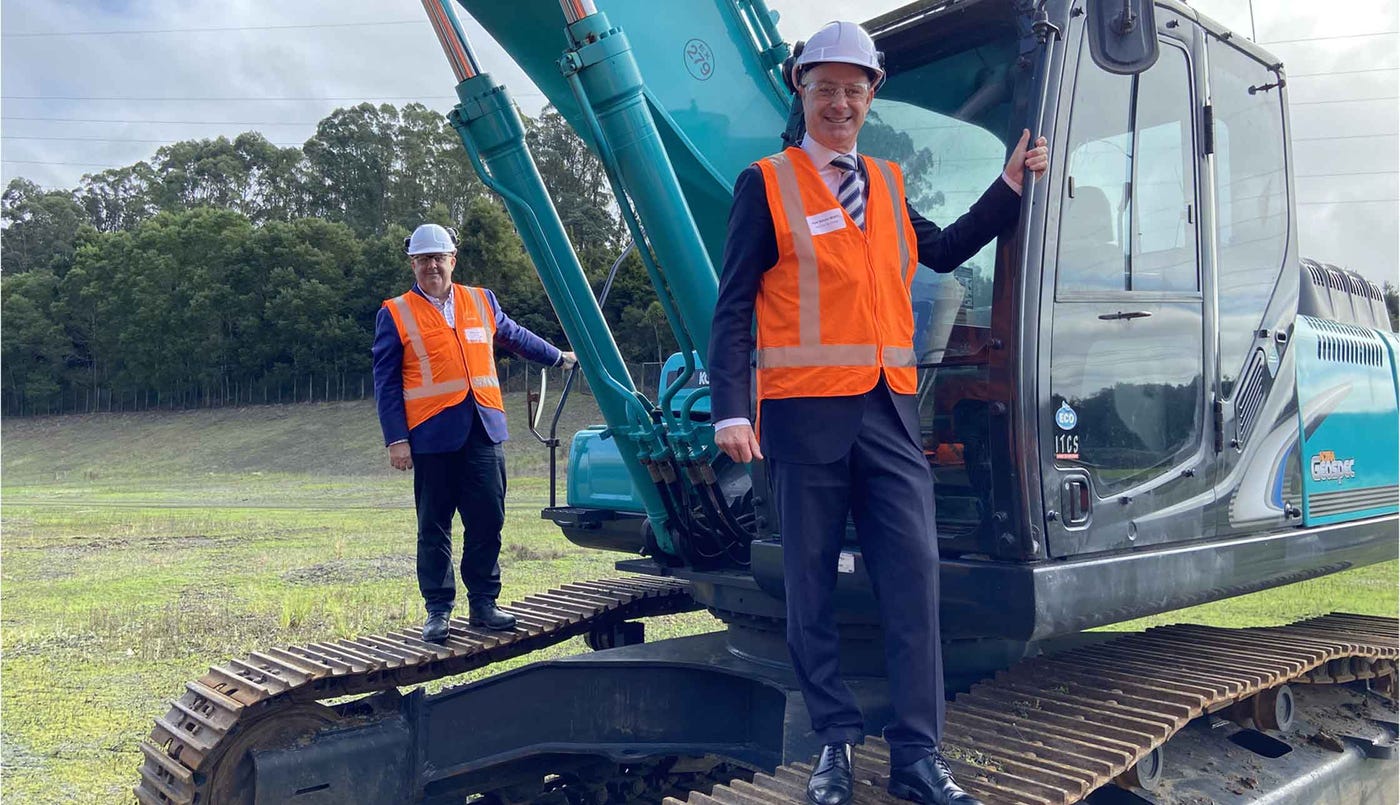 Genesis CE Malcolm Johns and Energy Minister Simon Watts